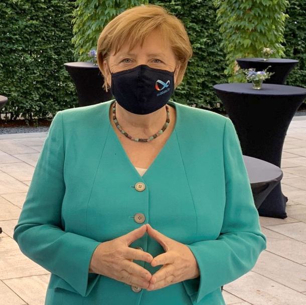 Merkel zeigt die für sie typische Raute immer noch